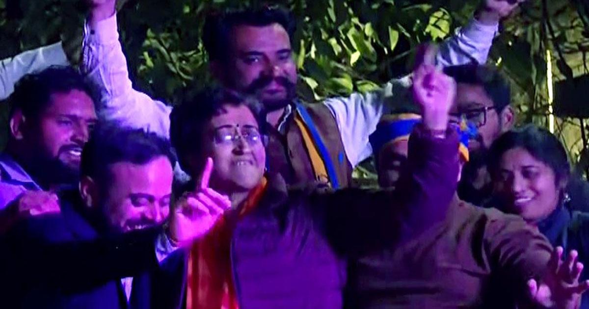 ഭരണം പോയി, കേജ്‌രിവാളും തോറ്റു, നൃത്തം ചെയ്ത് ആഘോഷിച്ച് അതിഷി; രൂക്ഷ ...